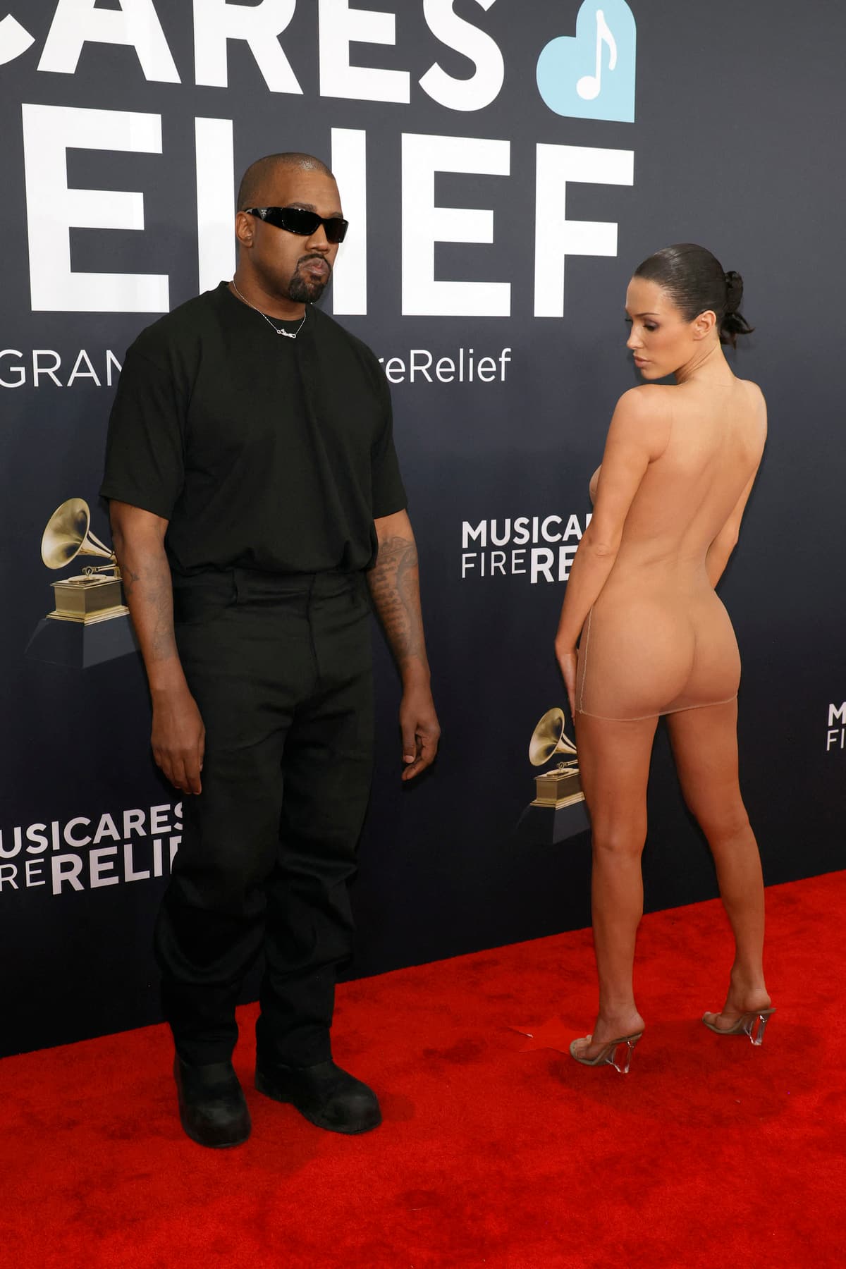 Bianca Censori, la femme de Kanye West, fait sensation aux Grammys en se présentant nue | 7 Jours