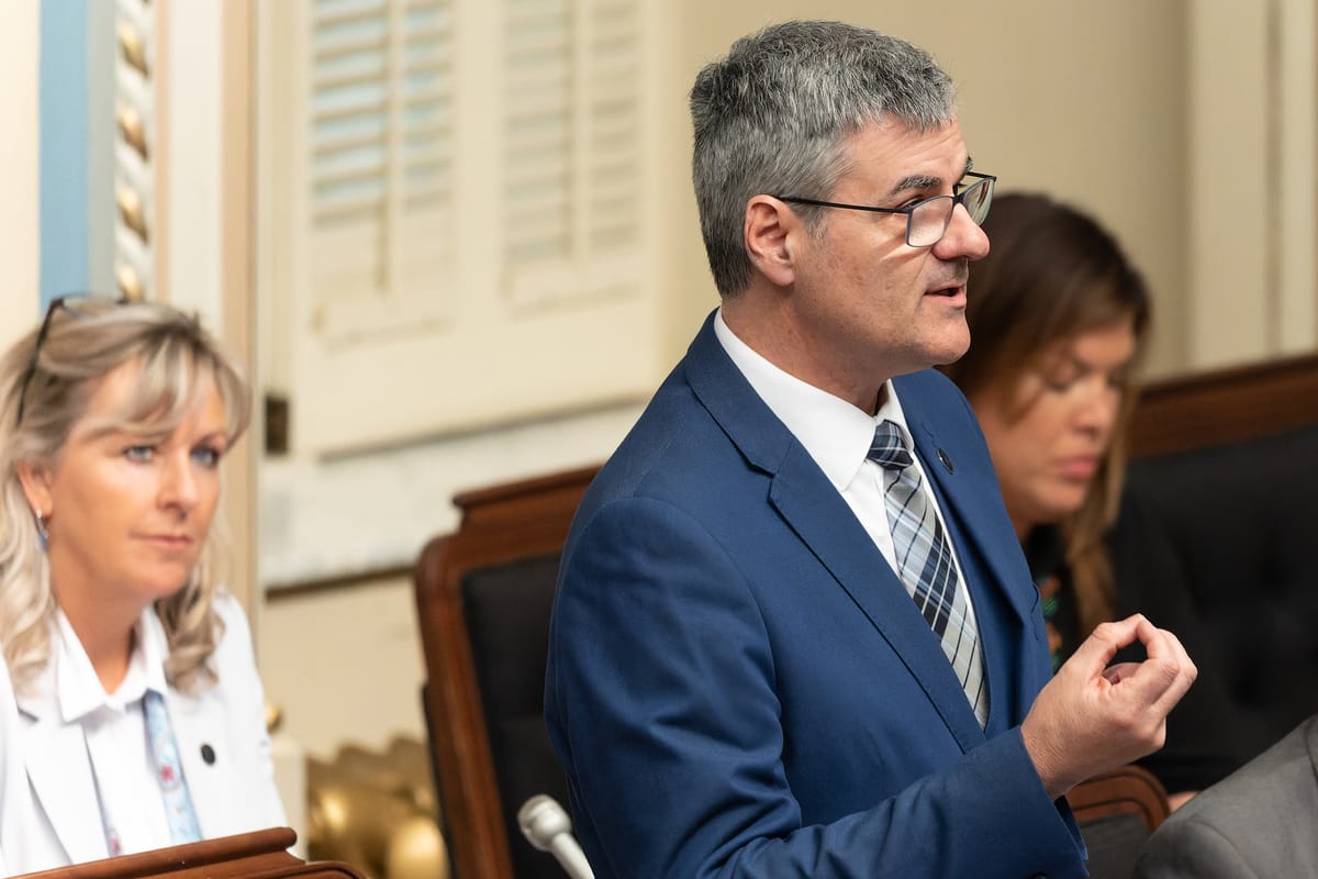 Rémunération des fonctionnaires québécois: le ministre Éric Caire et la ...