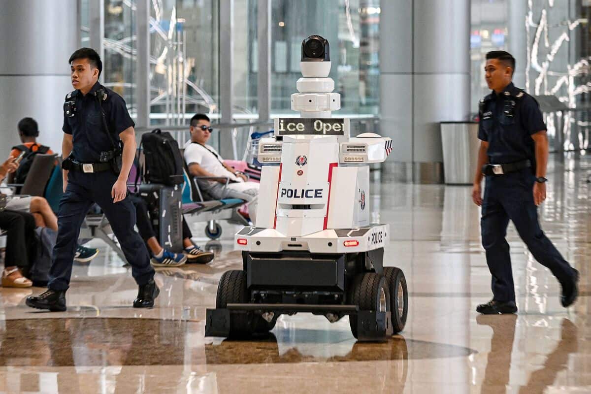 Des robots policiers bientôt déployés dans les rues de Singapour | JDQ