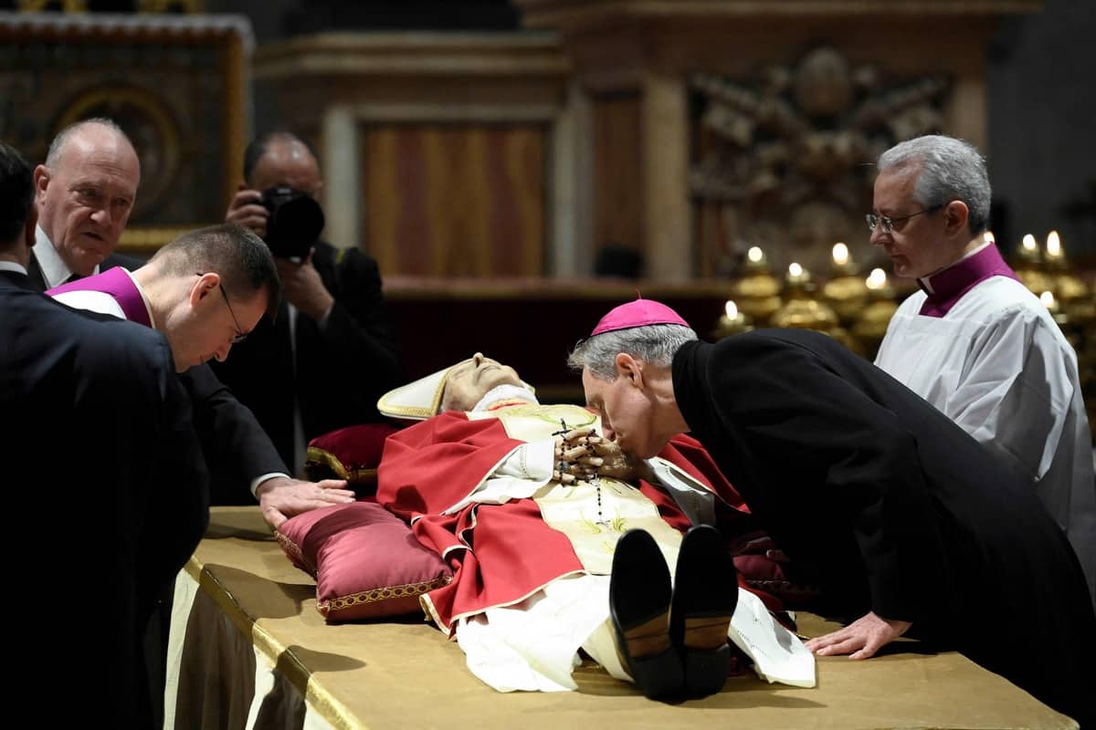 Des flots de fidèles à la basilique Saint-Pierre pour saluer Benoît XVI ...