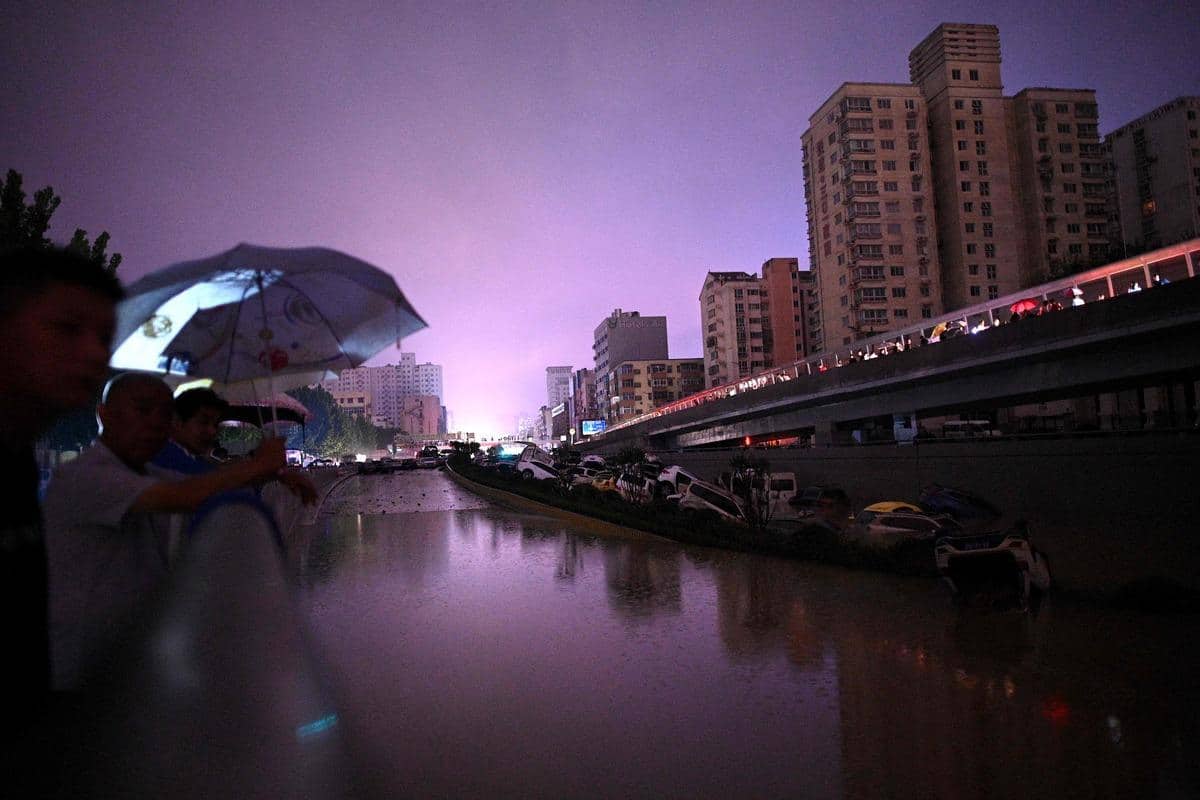 Chine: des intempéries records font 25 morts et engloutissent un métro ...