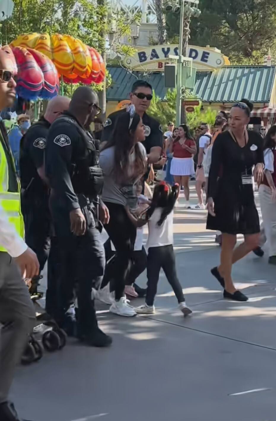 «Arrêtée à l'endroit le plus heureux du monde»: une mère se fait ...