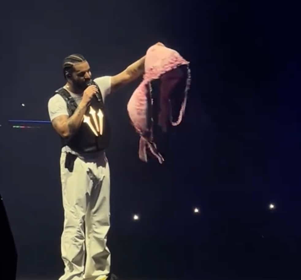 Drake reçoit encore une imposante brassière pendant son spectacle | TVA ...