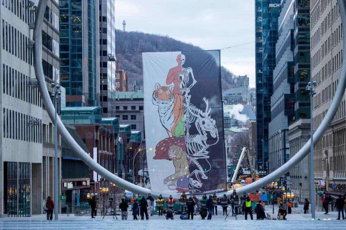 [EN PHOTOS] COP15: une bannière déployée sur l’Anneau de Montréal | JDM