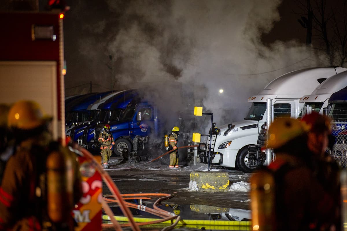 Six camions ont été la proie des flammes à Dorval | JDQ