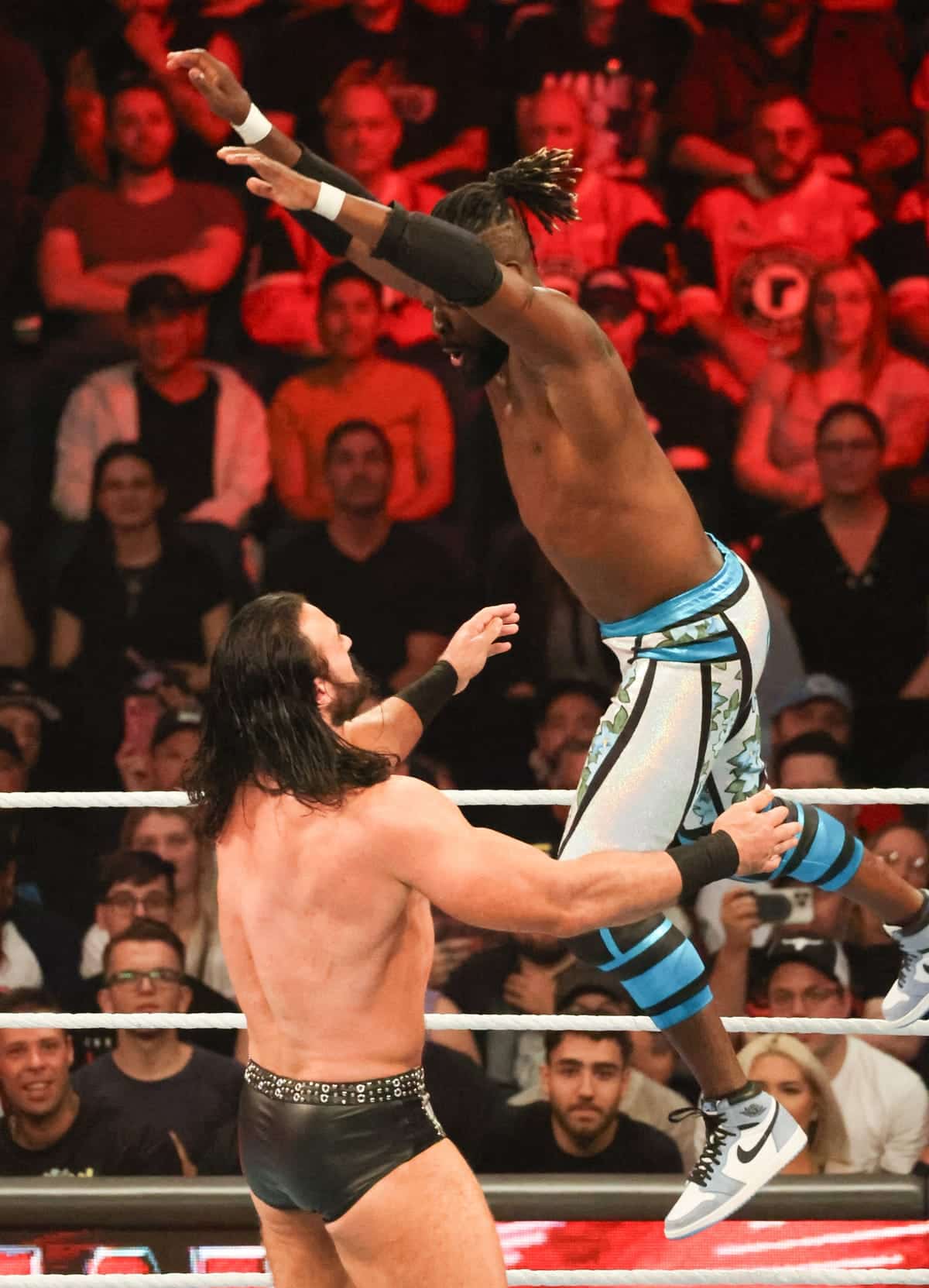 Une première couronnée de succès pour WWE Raw à Québec - TVA Sports