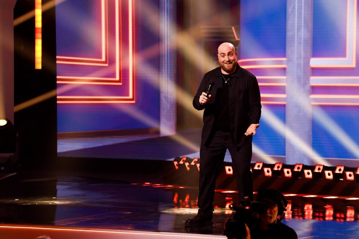Gala Québec Cinéma: un numéro d’ouverture bienveillant pour Phil Roy | JDM