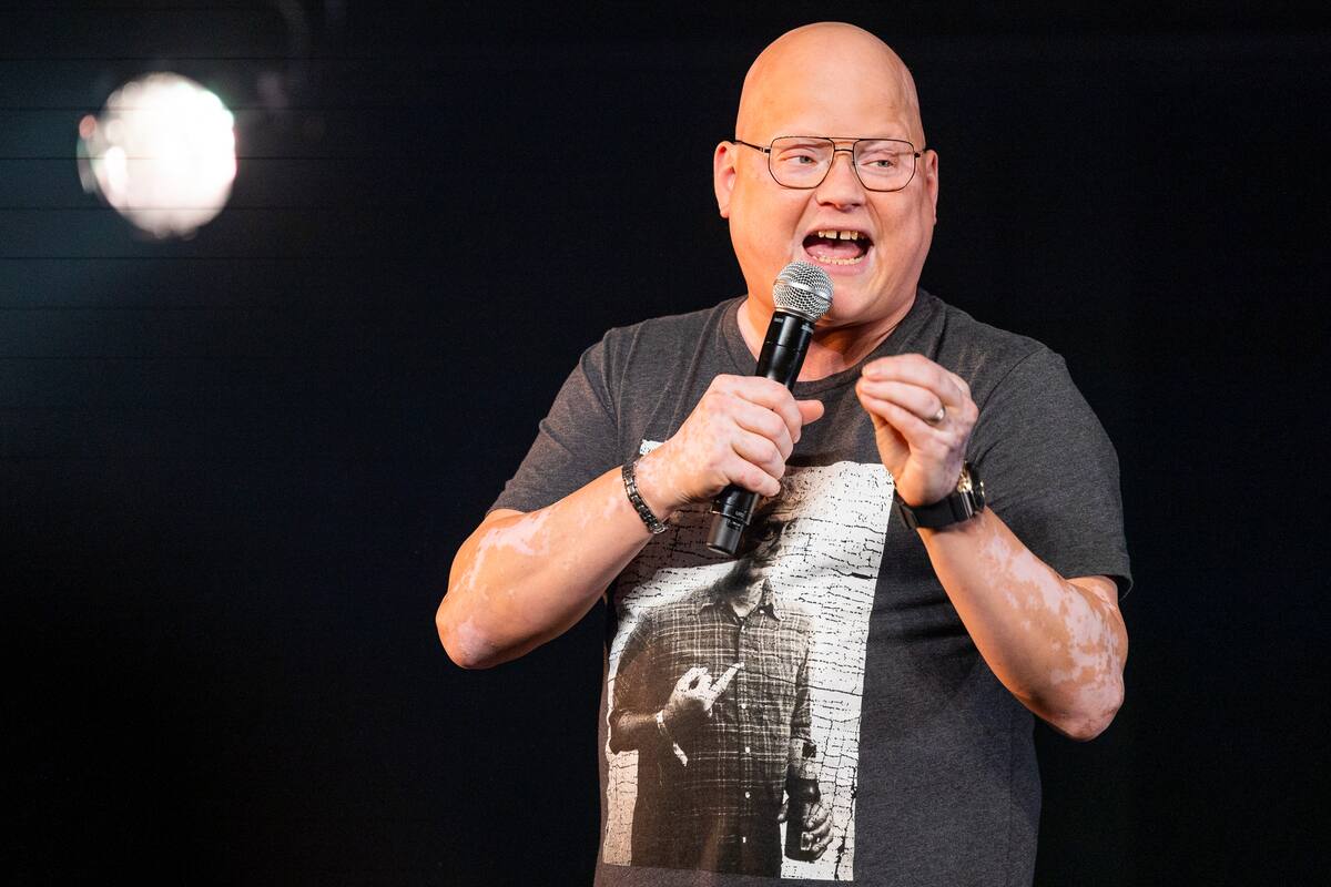 Voici ce qu’on a pensé du nouveau spectacle de l’humoriste Simon ...