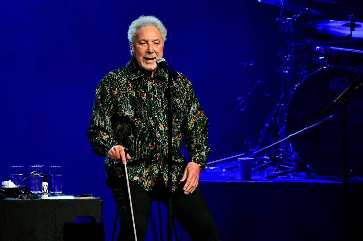 Applaudissements et cris: Sir Tom Jones accueilli en roi au Théâtre St ...