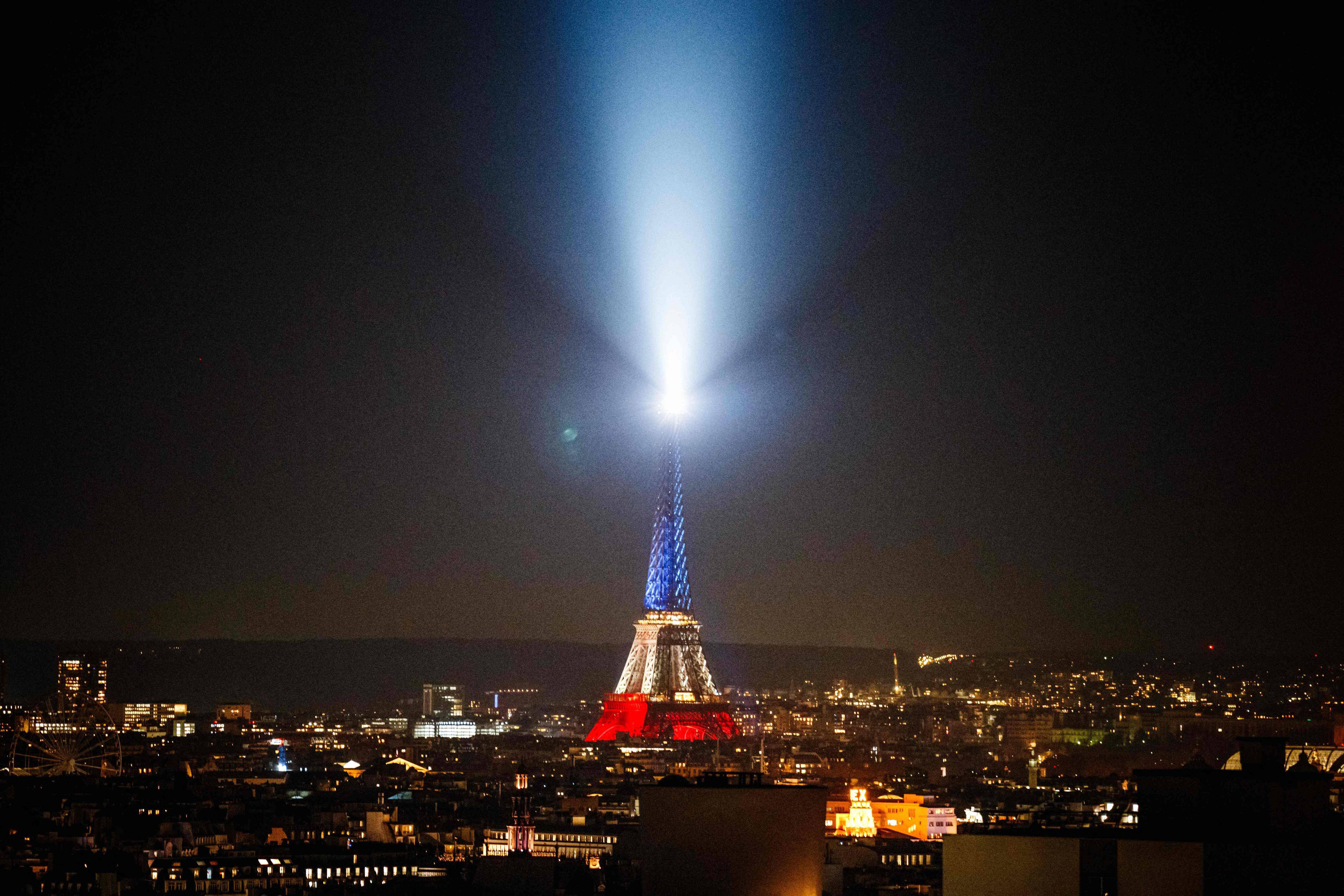 Dix ans après, la France rend hommage aux victimes des attentats du 13 ...