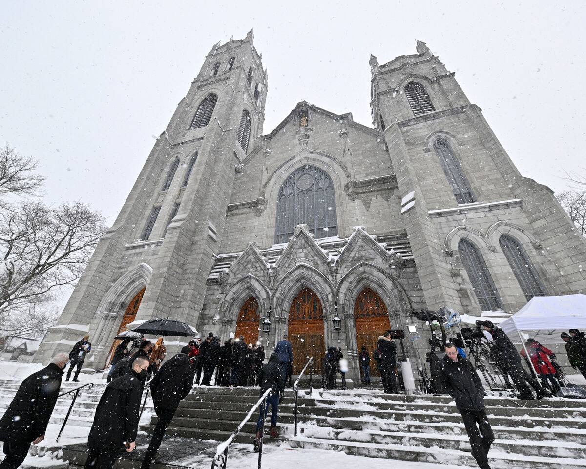 [EN IMAGES] Funérailles de Jean Lapointe: ses proches bravent la tempête pour lui dire au revoir ...
