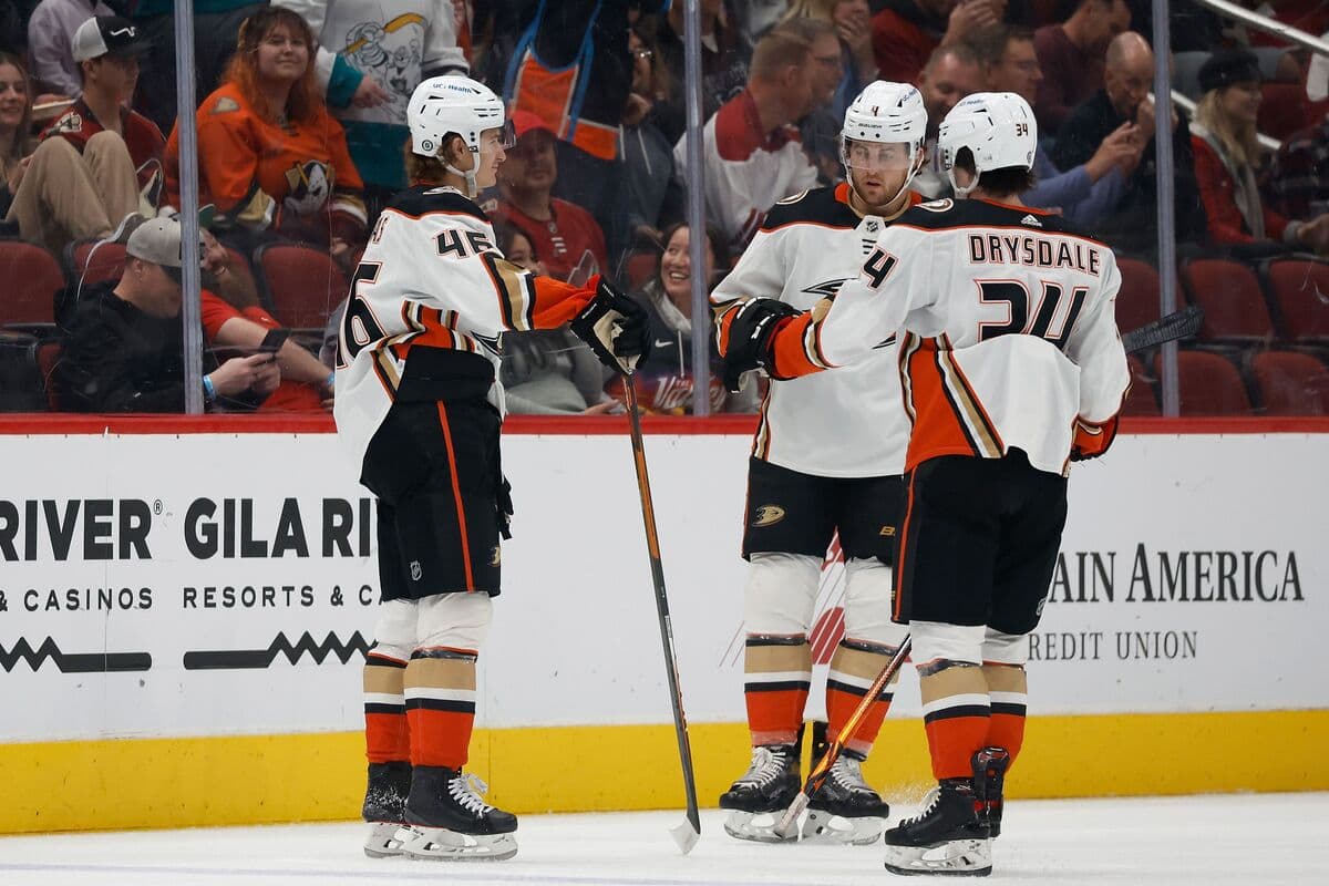 Zegras refait le «Michigan»! - TVA Sports