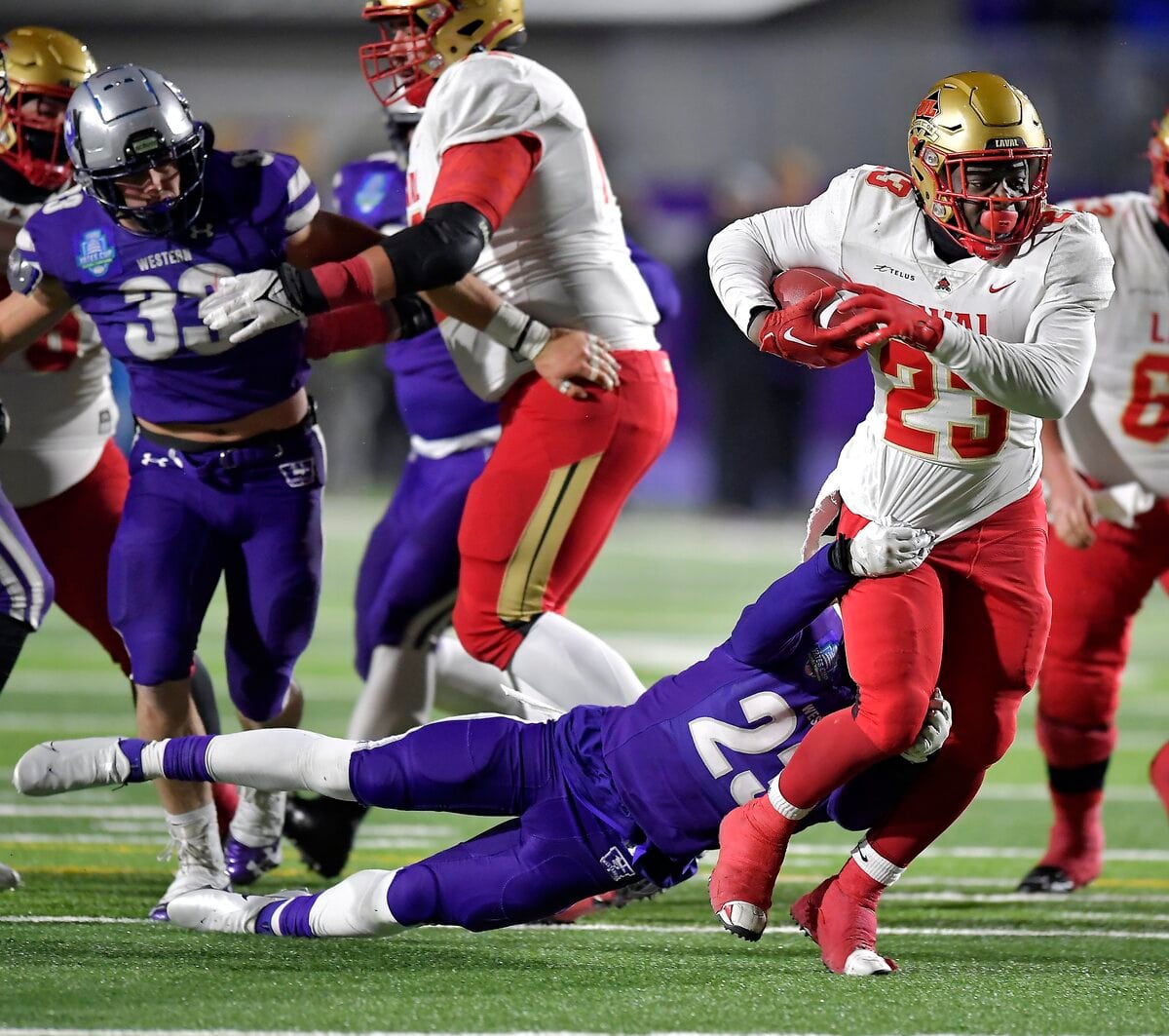 Football Rouge et Or: le porteur de ballon Kalenga Muganda disputera son premier match de la ...