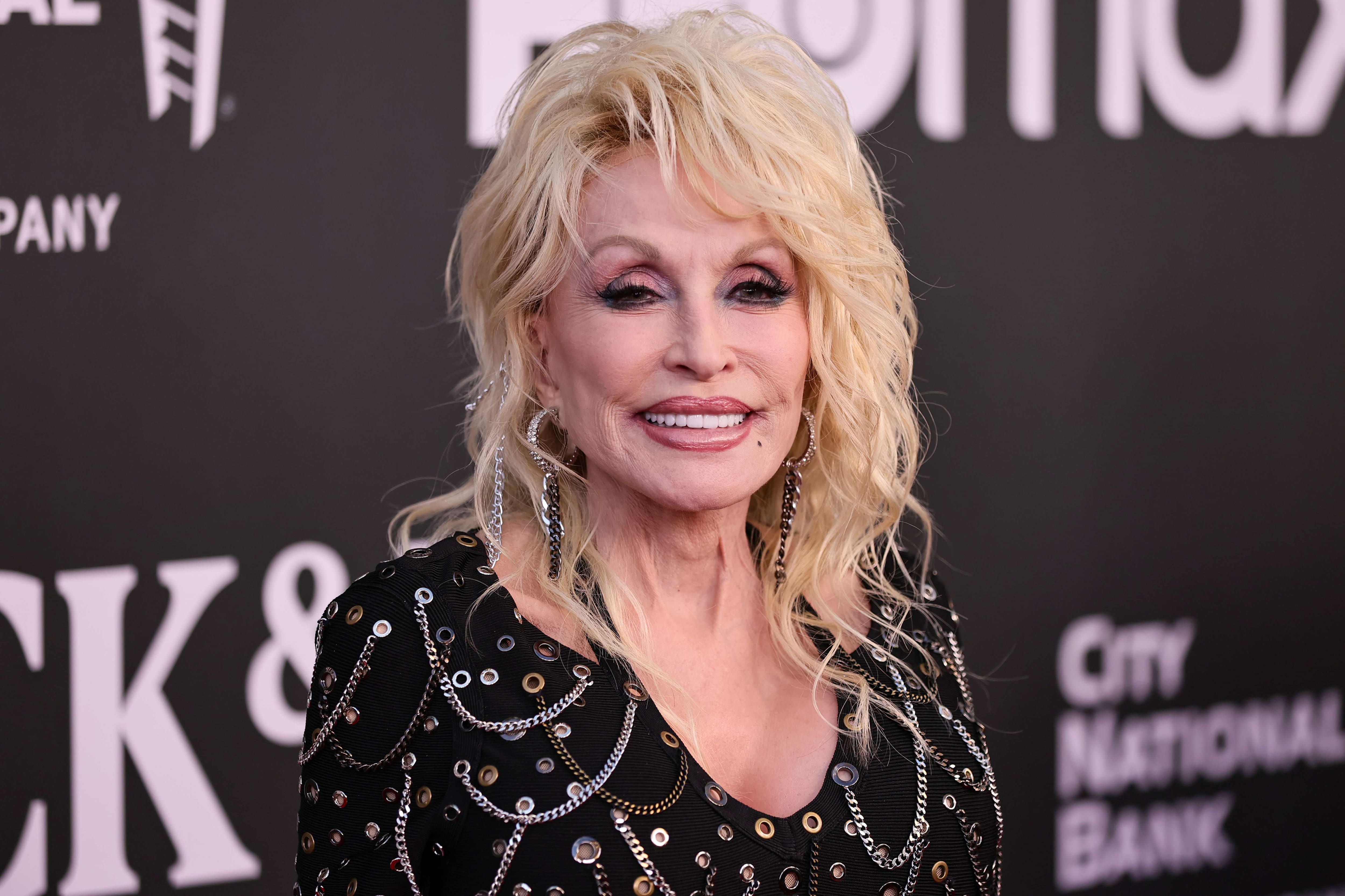 Dolly Parton parle du sexisme au cours de sa carrière | JDM