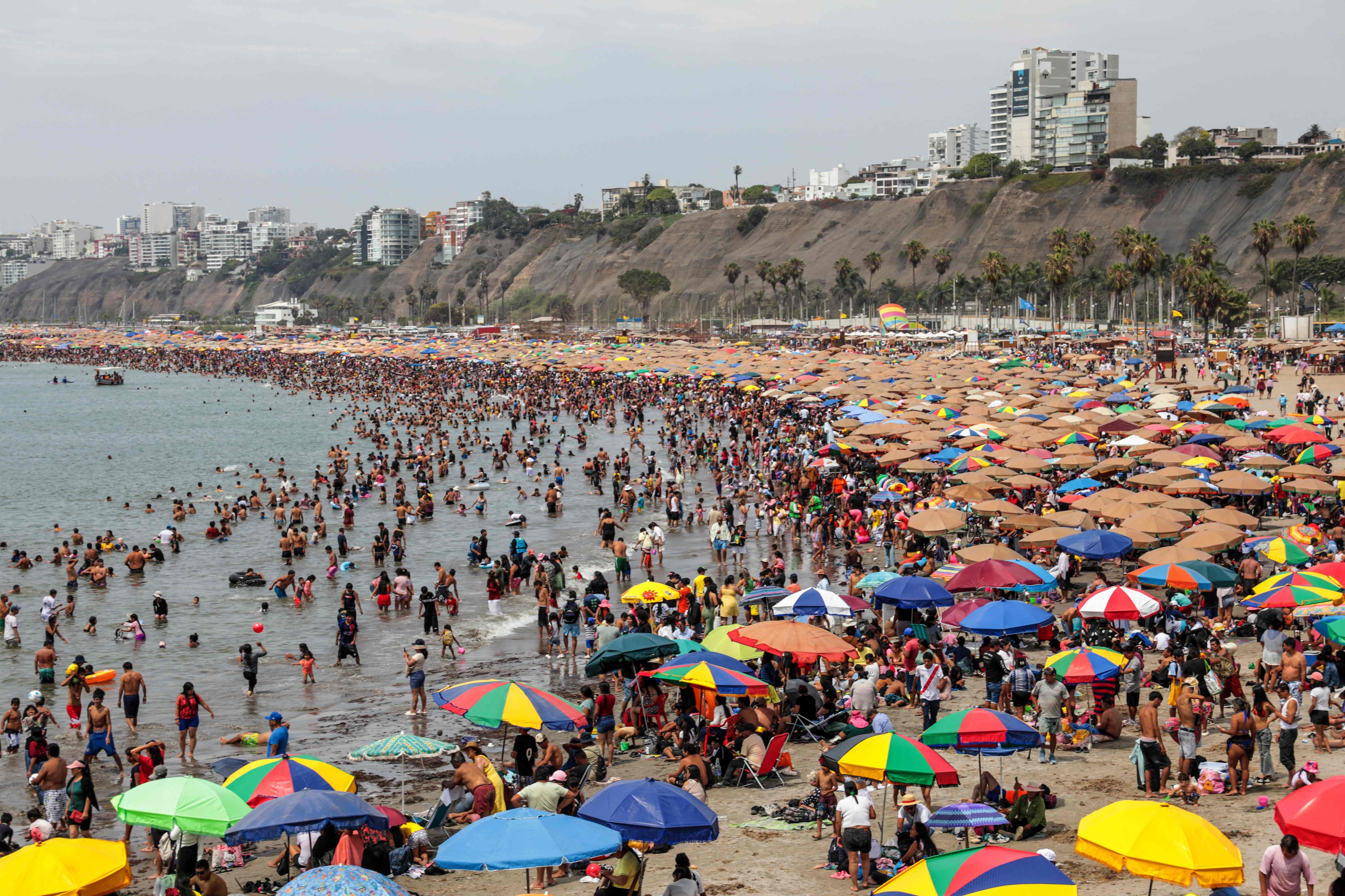 L'une des plages emblématiques de Lima au Pérou ferme en raison de la ...