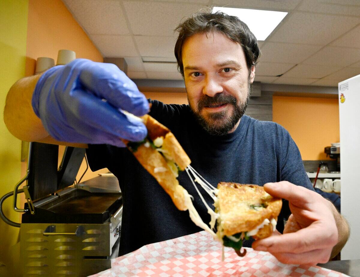 Après avoir touché le fond du baril, il se relève pour créer les ...