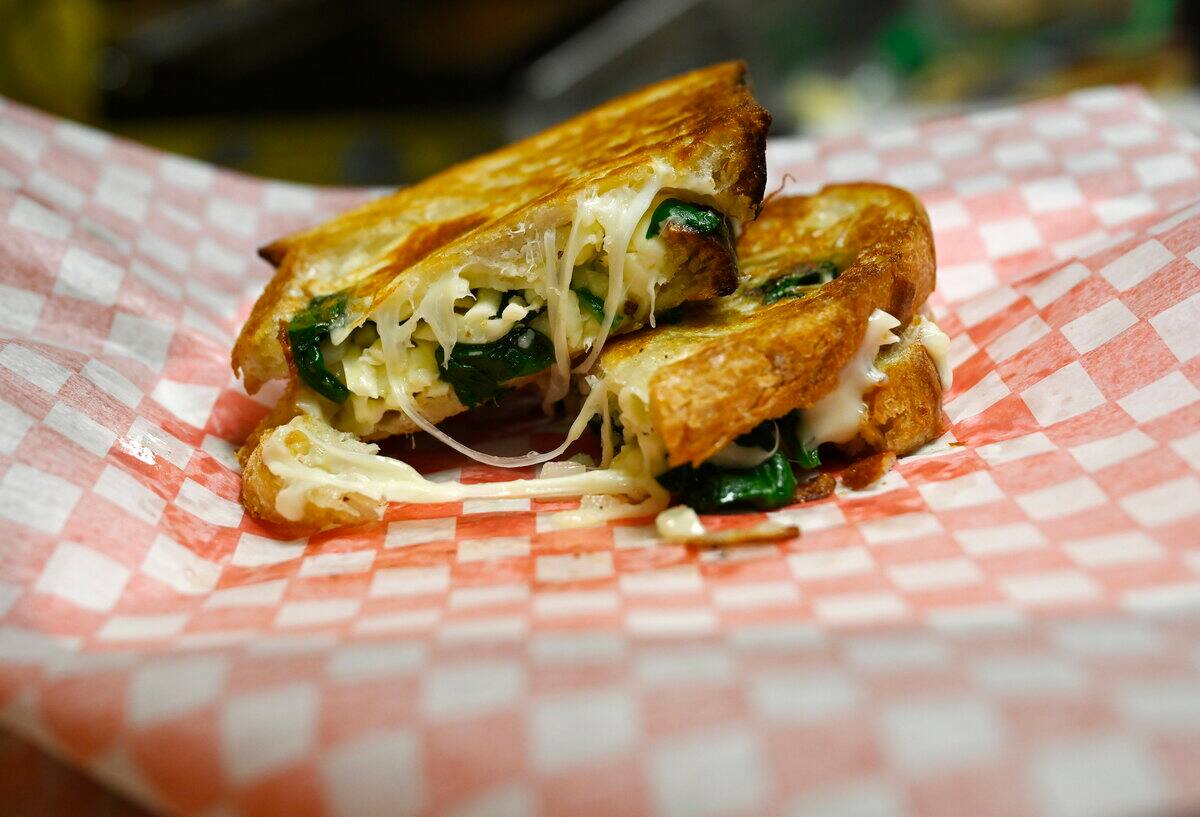 Après avoir touché le fond du baril, il se relève pour créer les ...