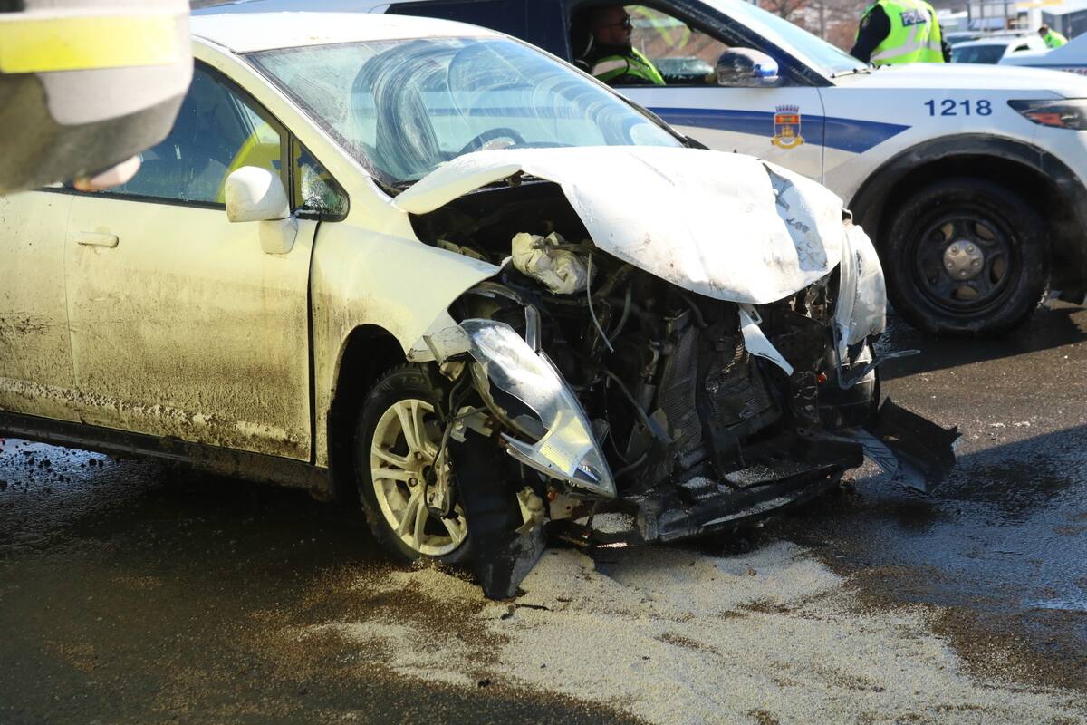 [PHOTOS] Deux blessés dans une collision avec une auto-patrouille du ...