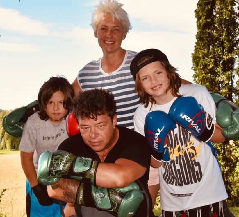 Photo en famille pour Éric Lapointe | TVA Nouvelles