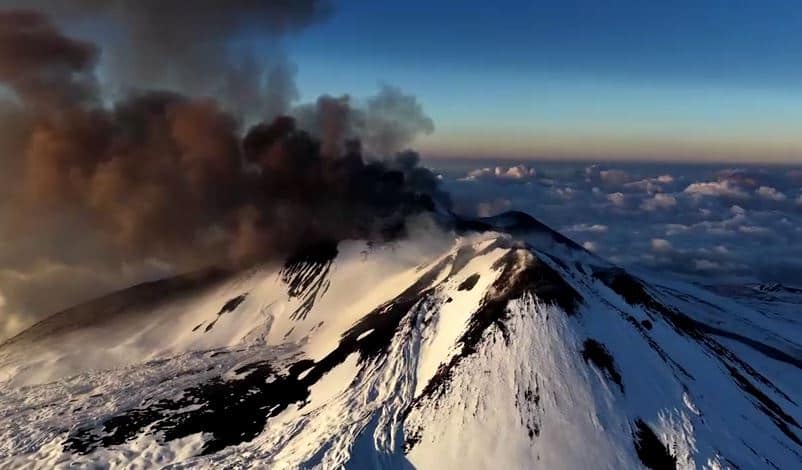 EN VIDÉO | Le mont Etna enneigé entre en éruption alors que des skieurs ...