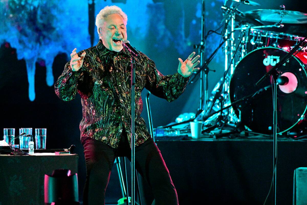 Applaudissements et cris: Sir Tom Jones accueilli en roi au Théâtre St ...