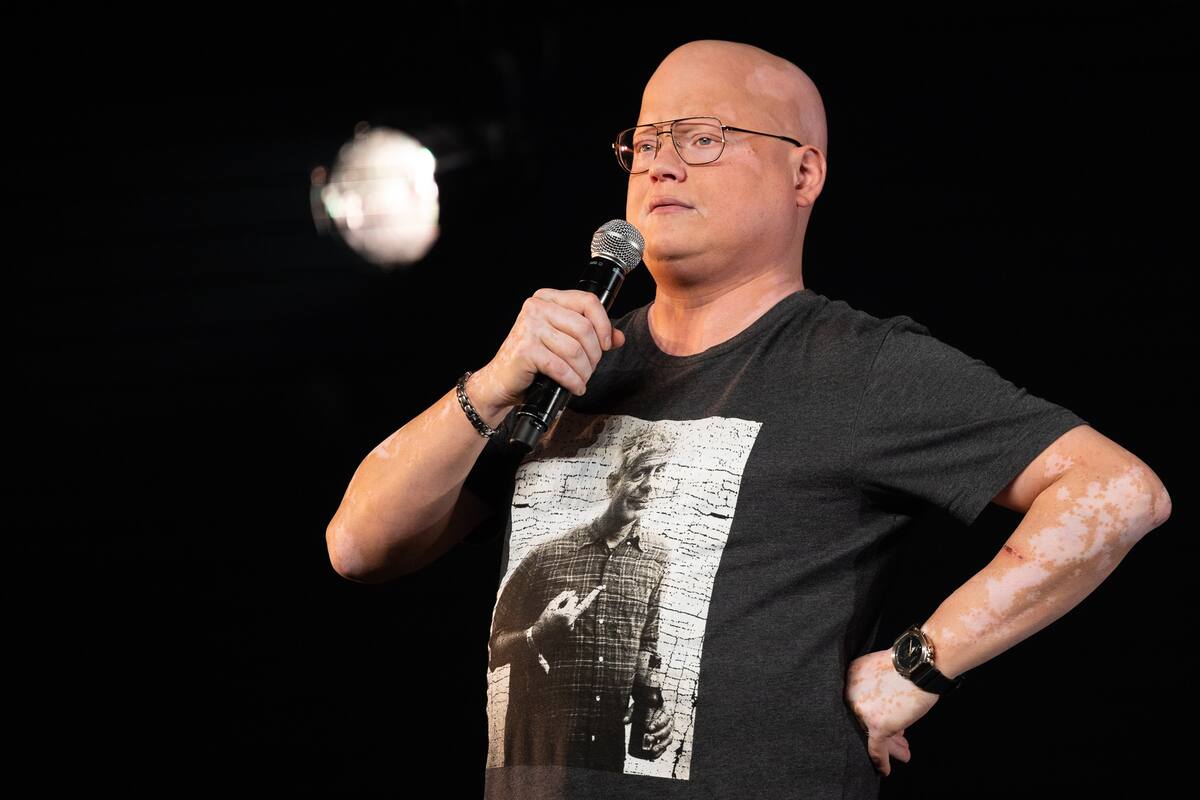 Voici ce qu’on a pensé du nouveau spectacle de l’humoriste Simon ...