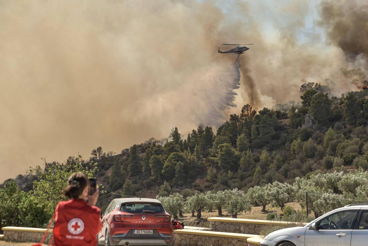 Incendies en Grèce: deux morts, nombreuses évacuations | TVA Nouvelles