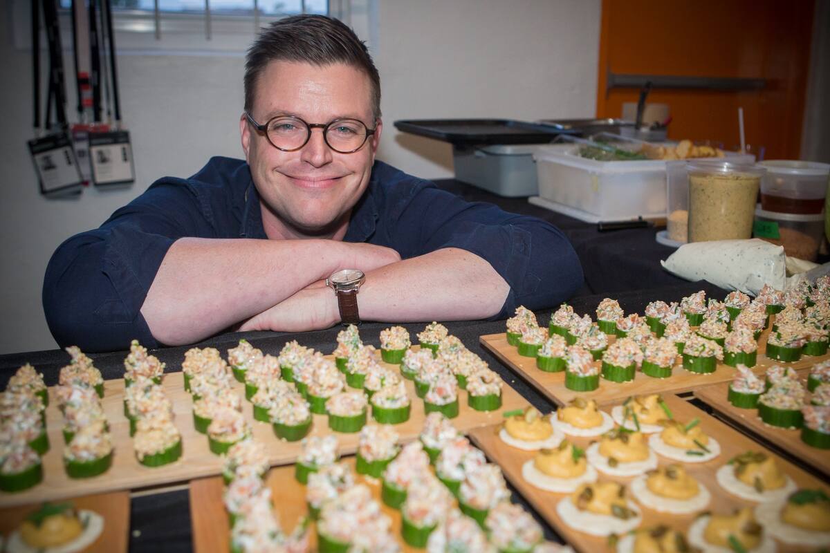 Le chef Danny St-Pierre au micro de QUB radio | TVA Nouvelles