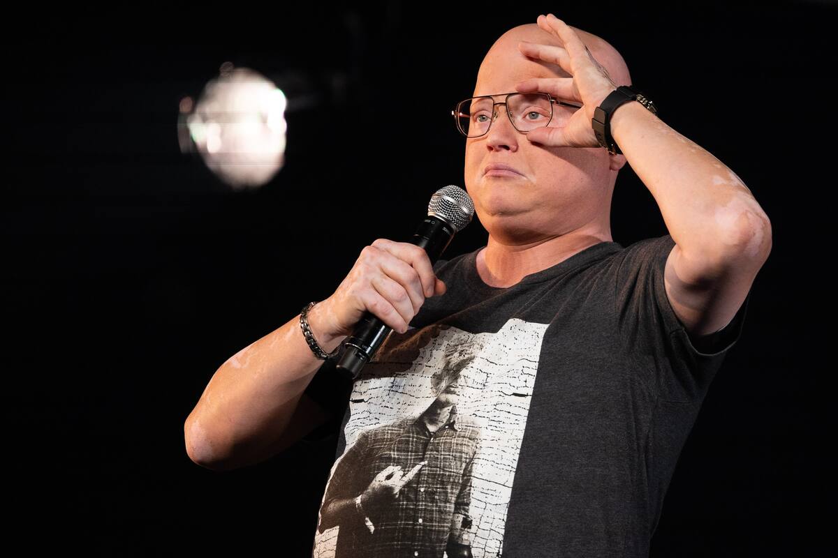 Voici ce qu’on a pensé du nouveau spectacle de l’humoriste Simon ...