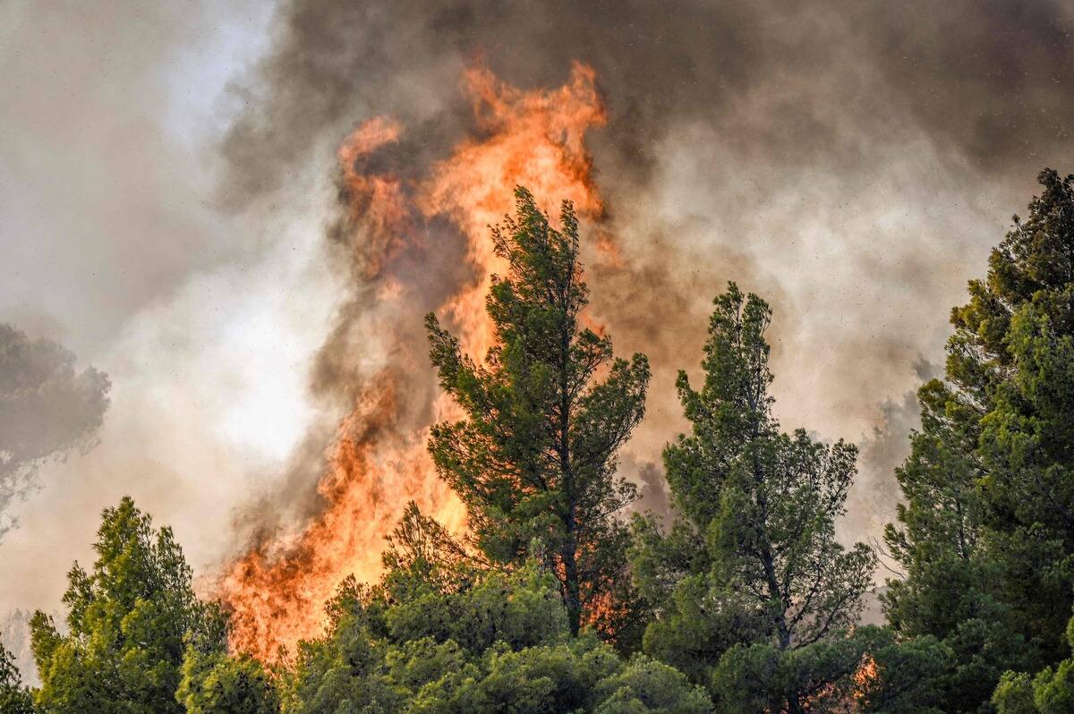 Incendies en Grèce: deux morts, nombreuses évacuations | JDM