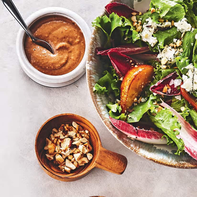 Salade d’endives à la poire caramélisée, au bleu et aux noisettes ...