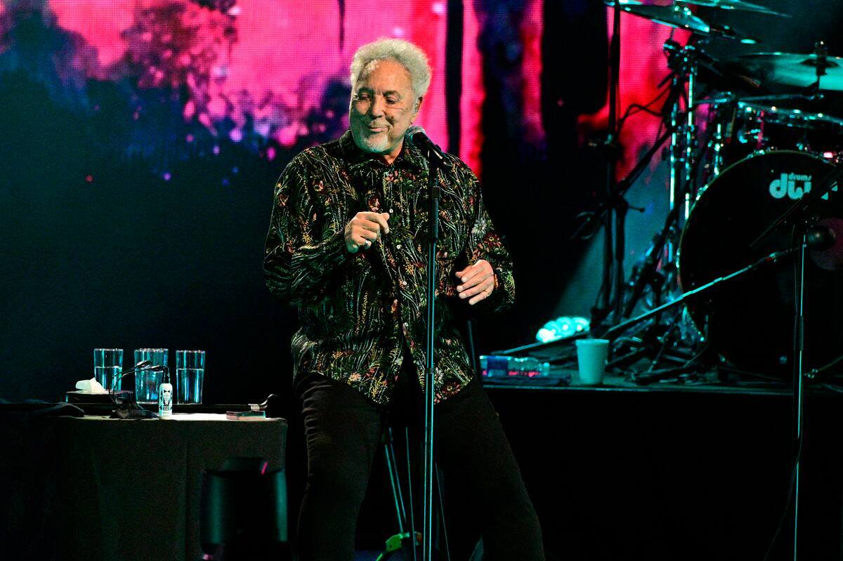 Applaudissements et cris: Sir Tom Jones accueilli en roi au Théâtre St ...