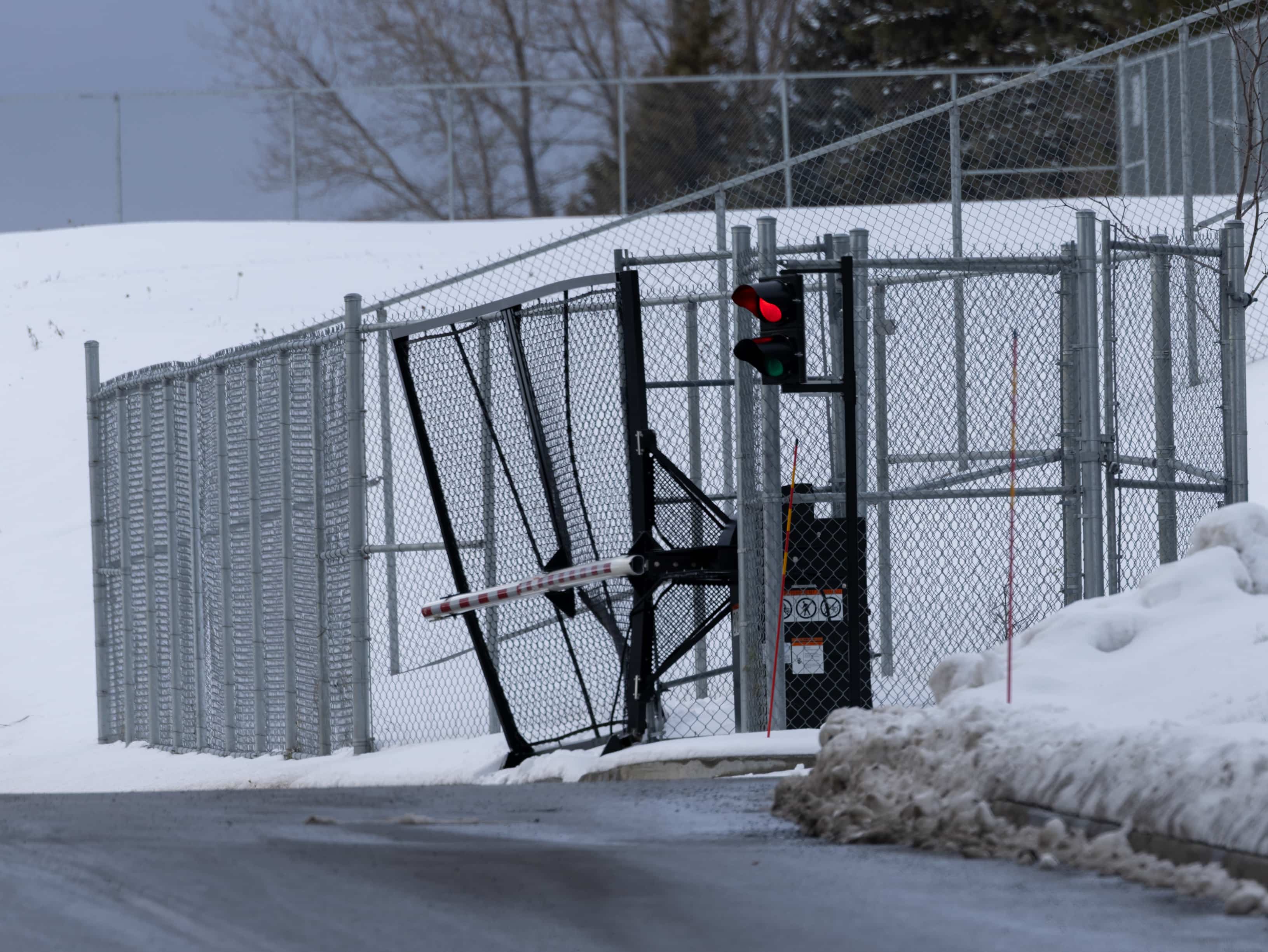 Un véhicule percute les installations du poste de police | JDQ