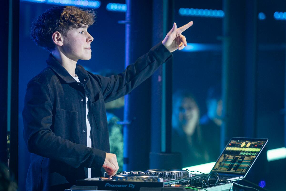 «Je suis hors de la télé depuis un petit bout de temps»: Sylvain Cossette enflamme le variété de ...