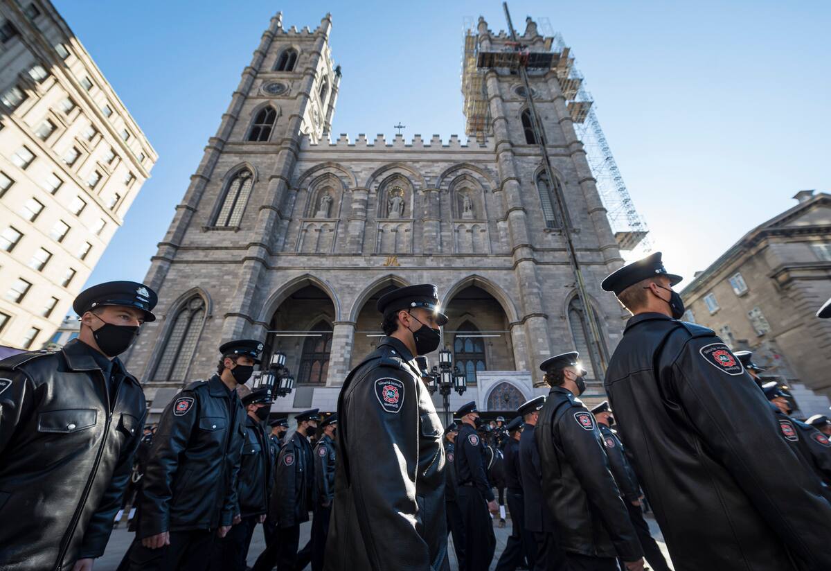 [PHOTOS] Pompier mort en devoir: dernier hommage grandiose à un grand ...