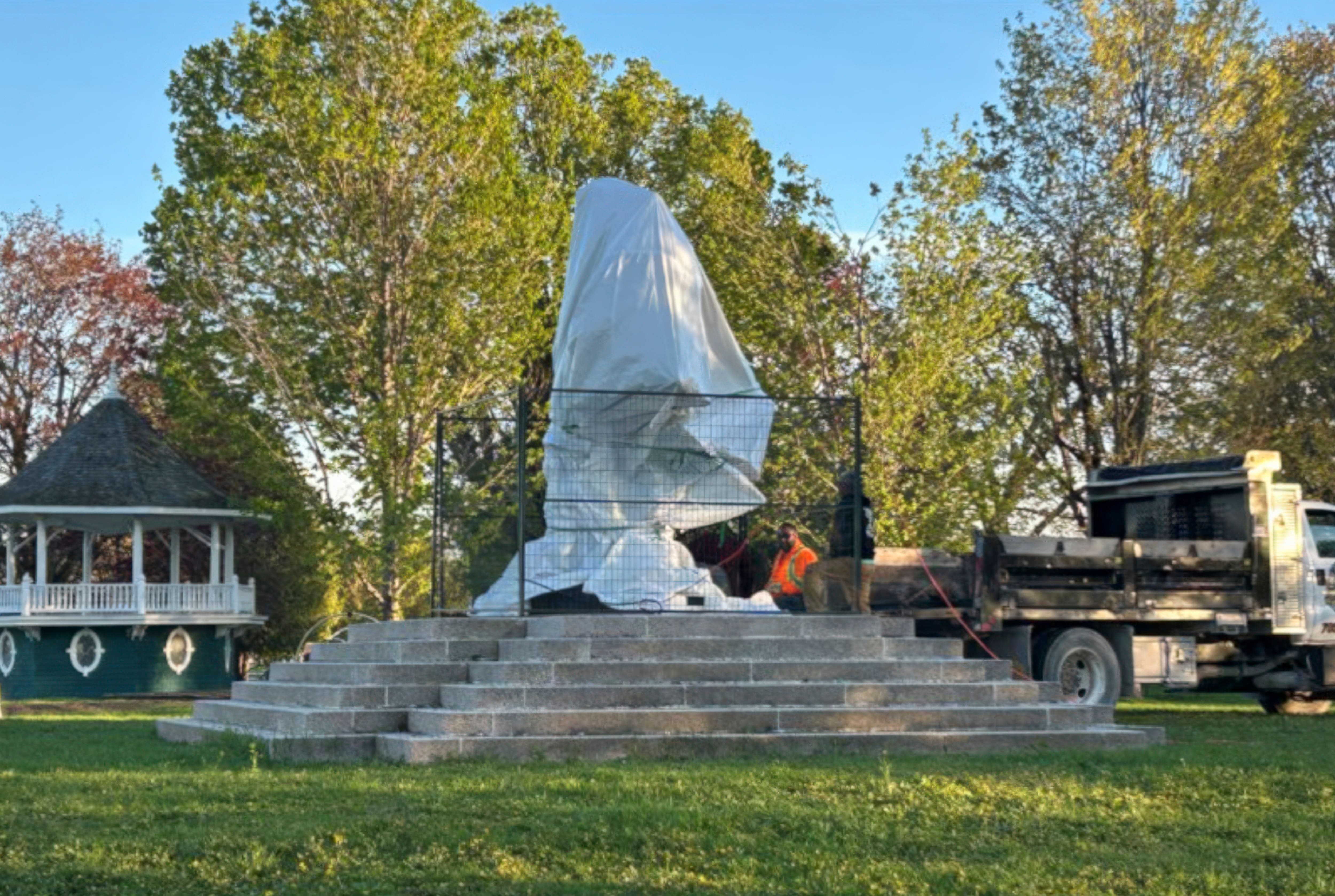 Un monument massif en l’honneur de Champlain retiré pour de bon en ...