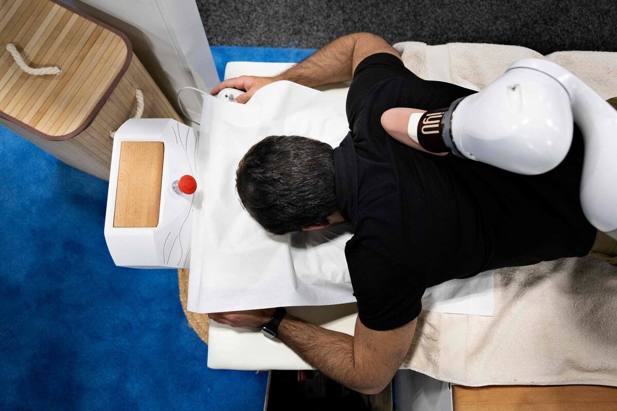 «Il est très précis, très minutieux»: voici le premier robot de massage ...