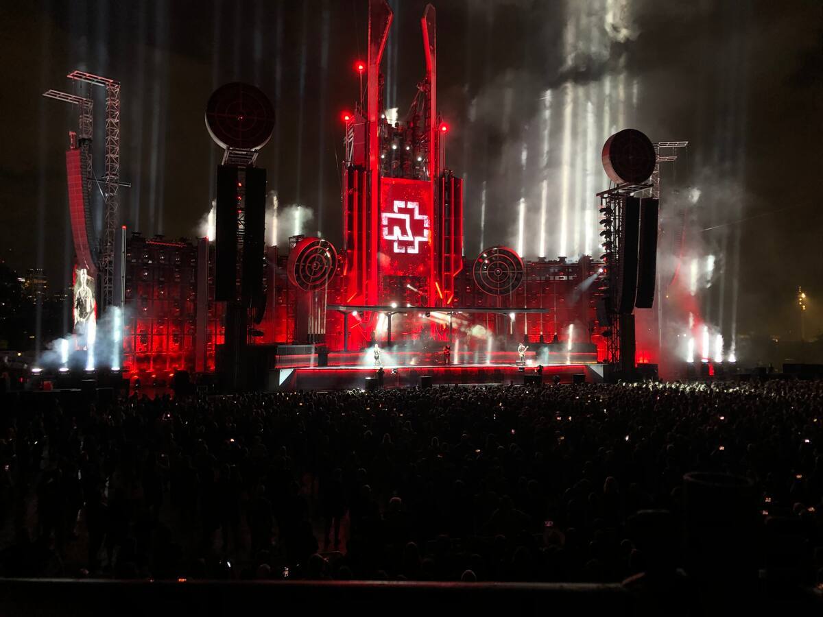 [PHOTOS] Métal et pyrotechnie: Rammstein offre un spectacle explosif à ...