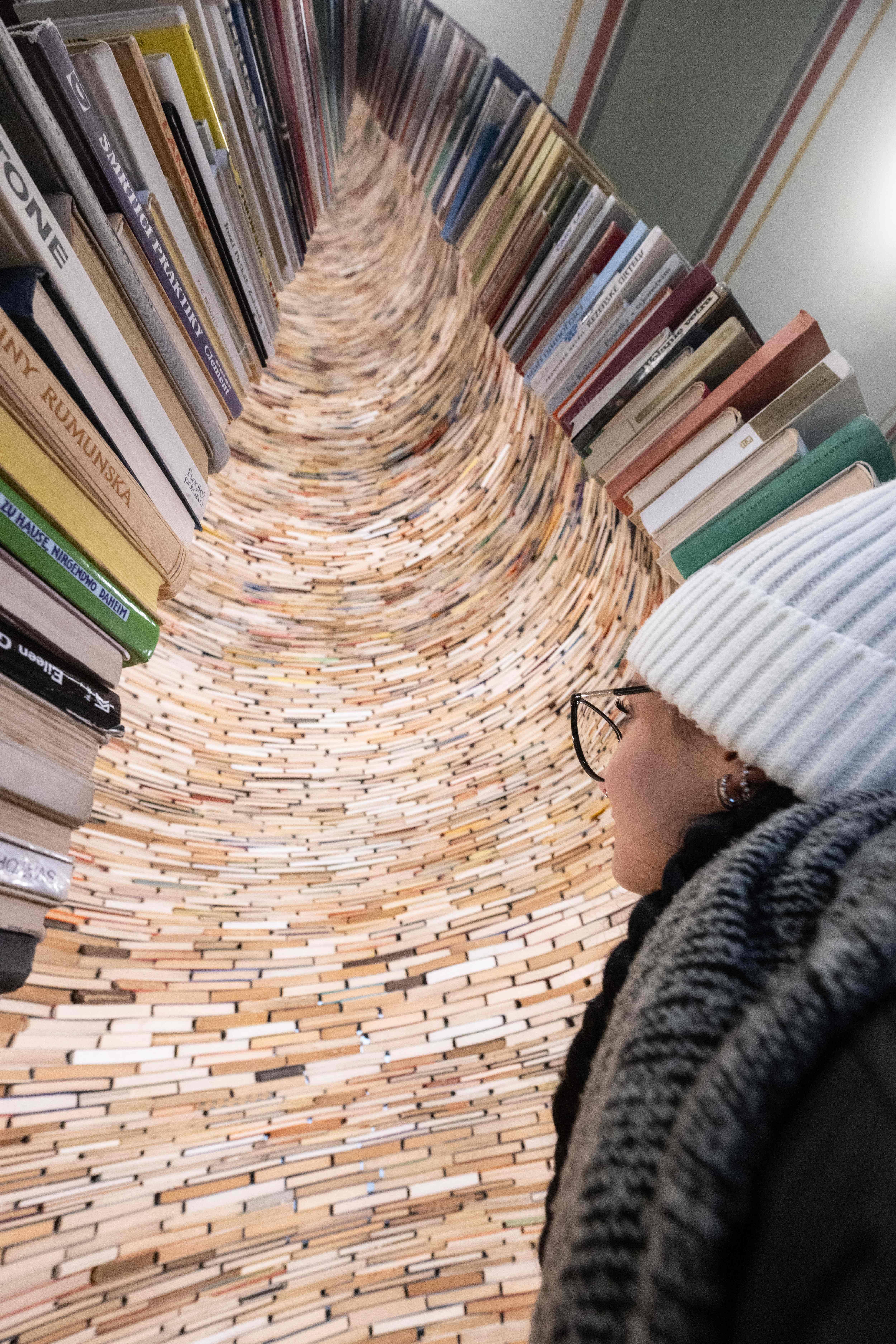 EN IMAGES | À Prague, une tour de livres devenue virale attire des ...