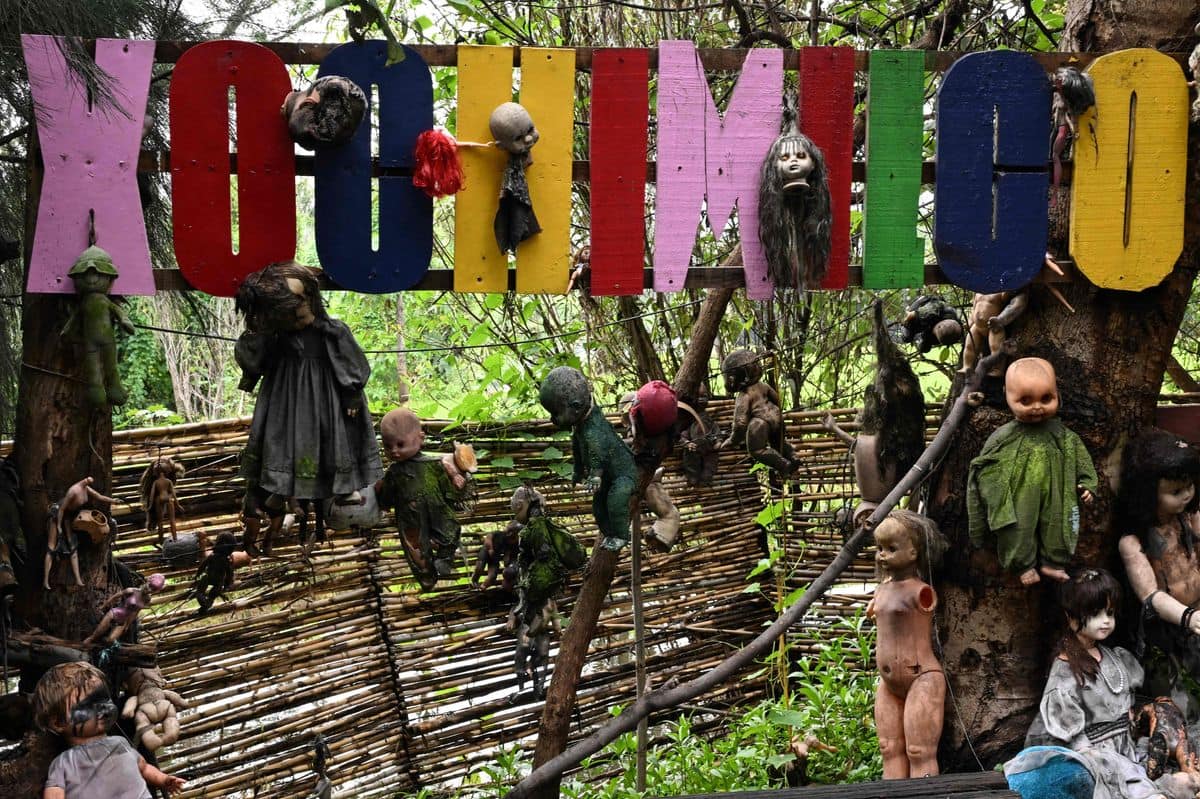 À Mexico, la macabre île des poupées qui a inspiré Tim Burton et Lady ...