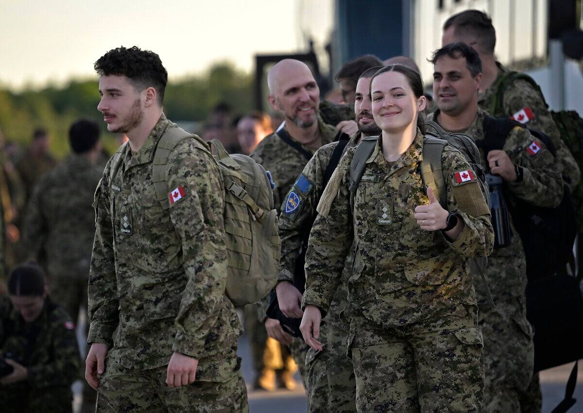 Opération RÉASSURANCE: Plusieurs militaires de Valcartier débarquent en ...