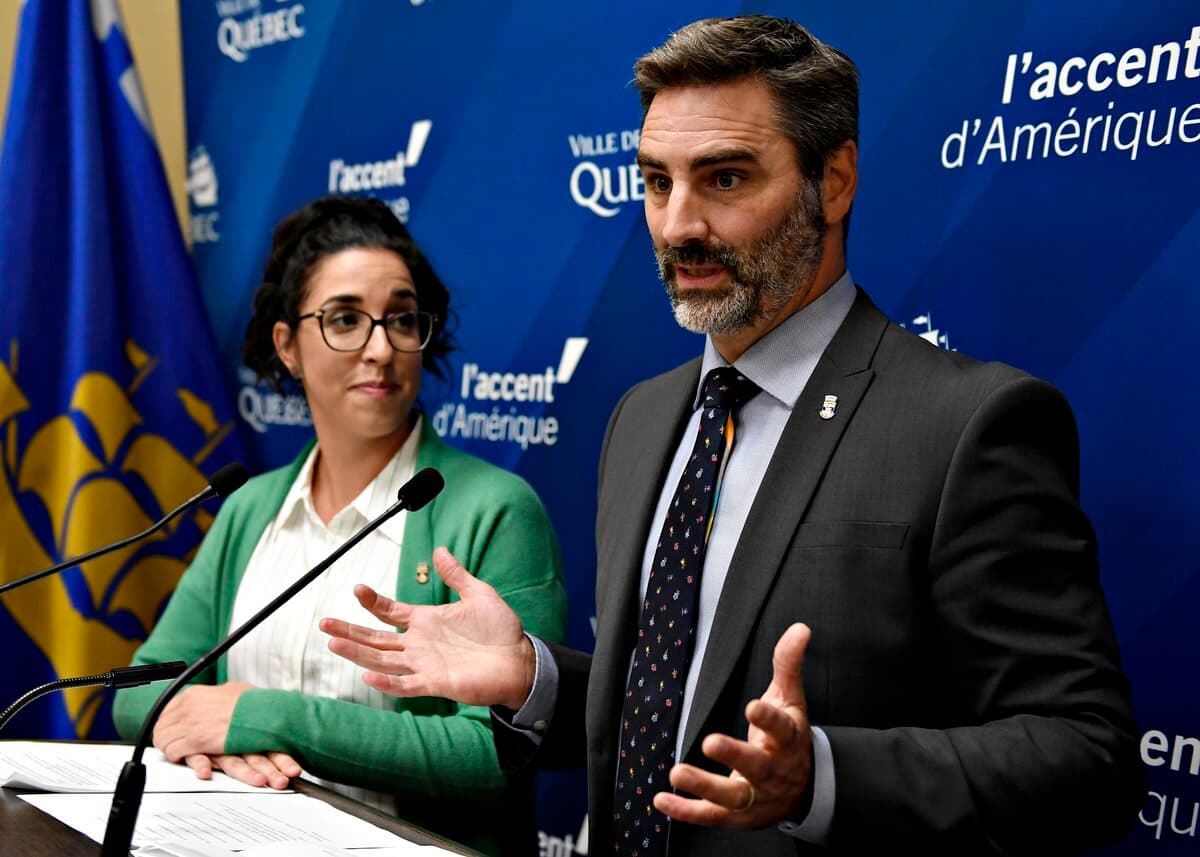 Conseil municipal à Québec: Gosselin et Dussault tournent le dos à ...