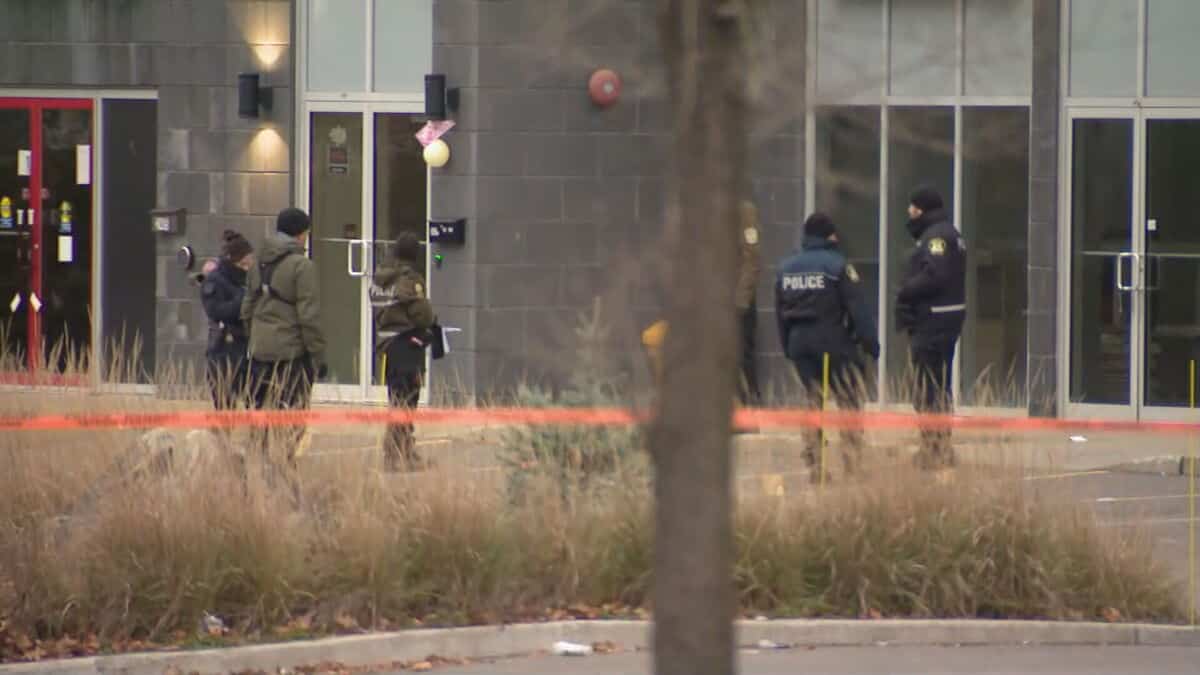 Deux suspects arrêtés pour un meurtre commis devant une salle de ...