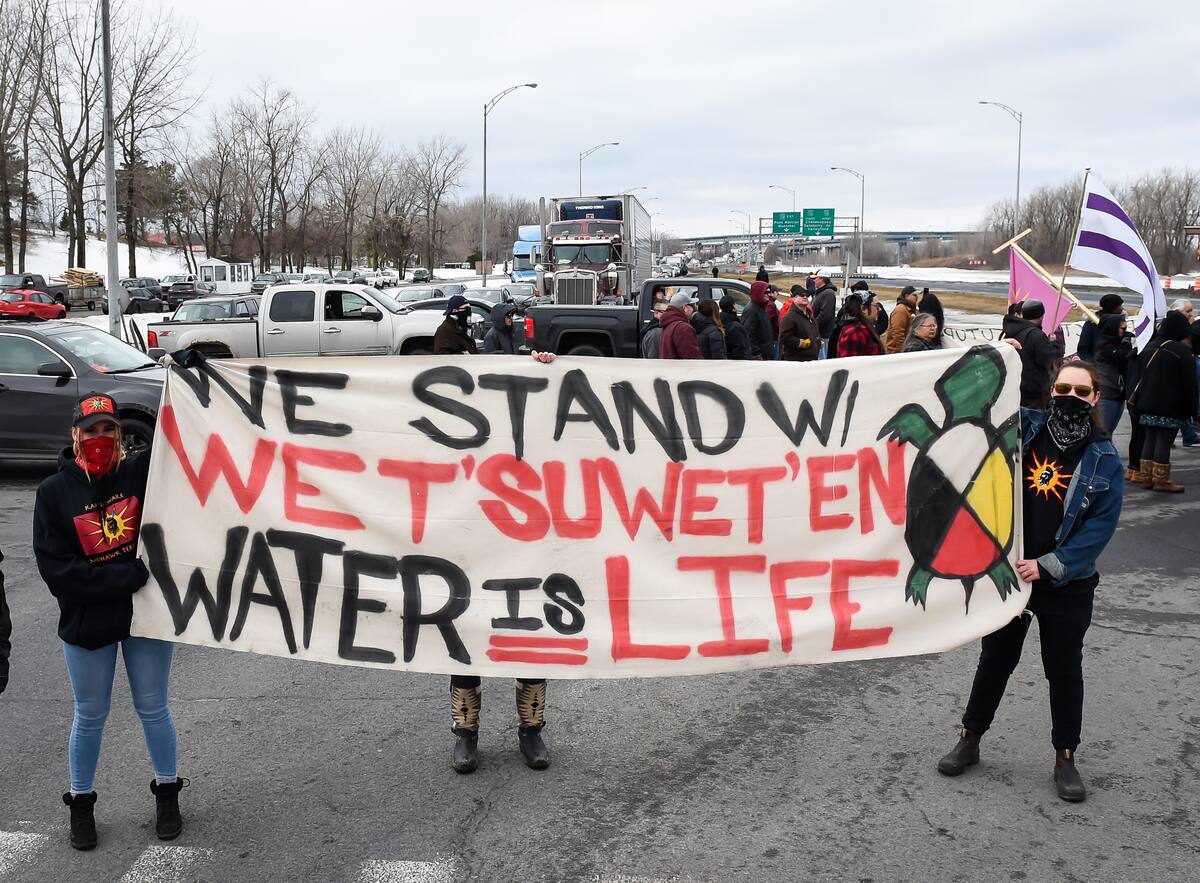 Les Mohawks de Kahnawake ont levé leur barricade | TVA Nouvelles