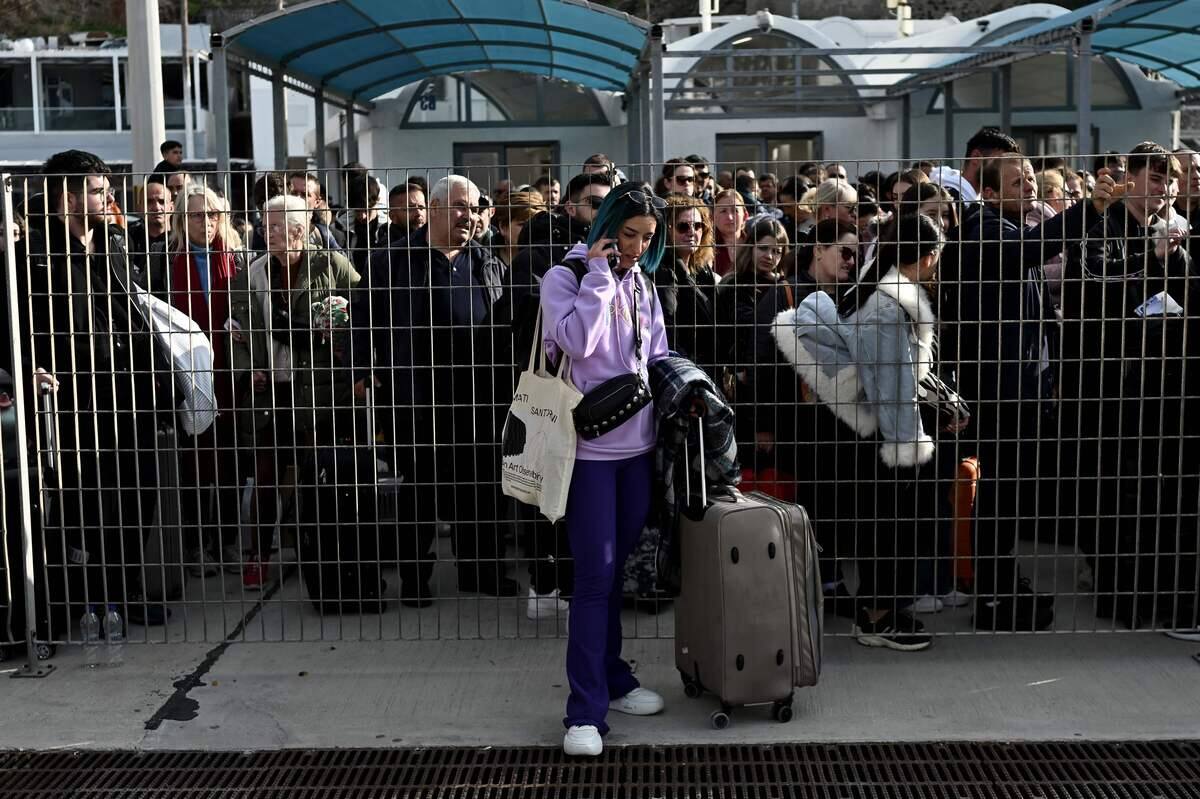 [EN IMAGES] Grèce: 6000 personnes ont quitté l’île de Santorin | JDM