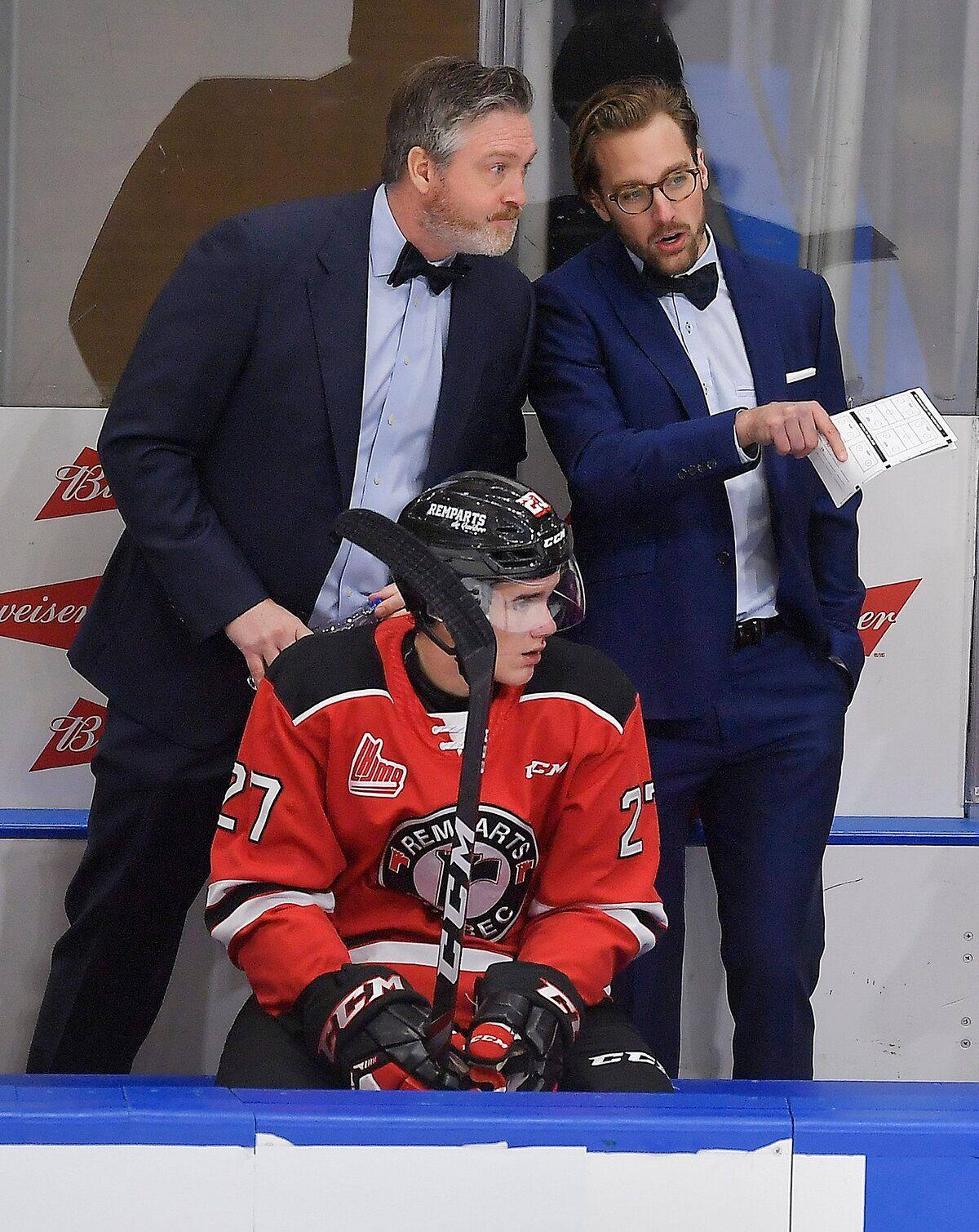Remparts: Frédérick Roy s’amuse derrière le banc avec son père | JDQ