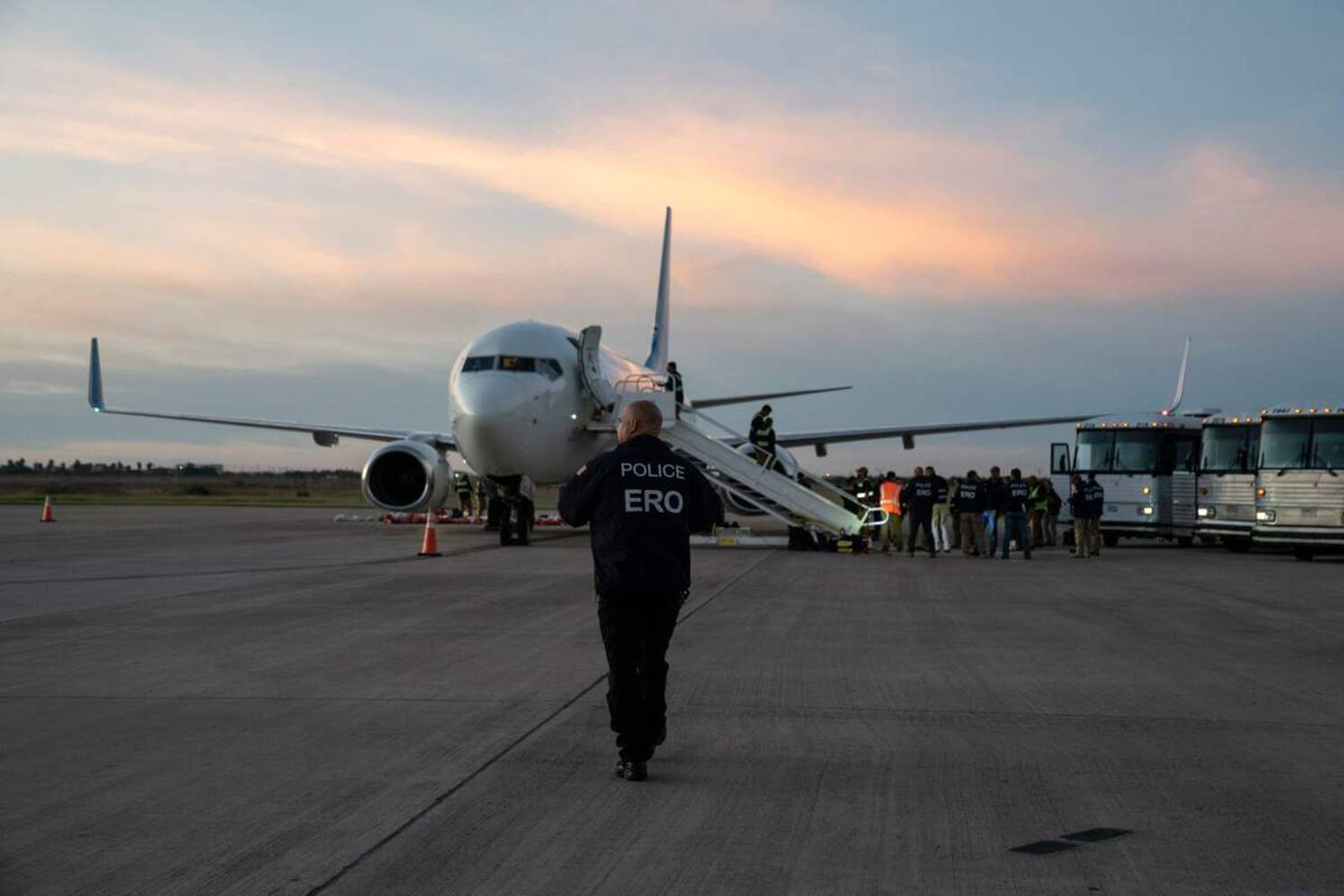 Arrivée Au Venezuela Dun Premier Vol Des États Unis Avec Des Migrants