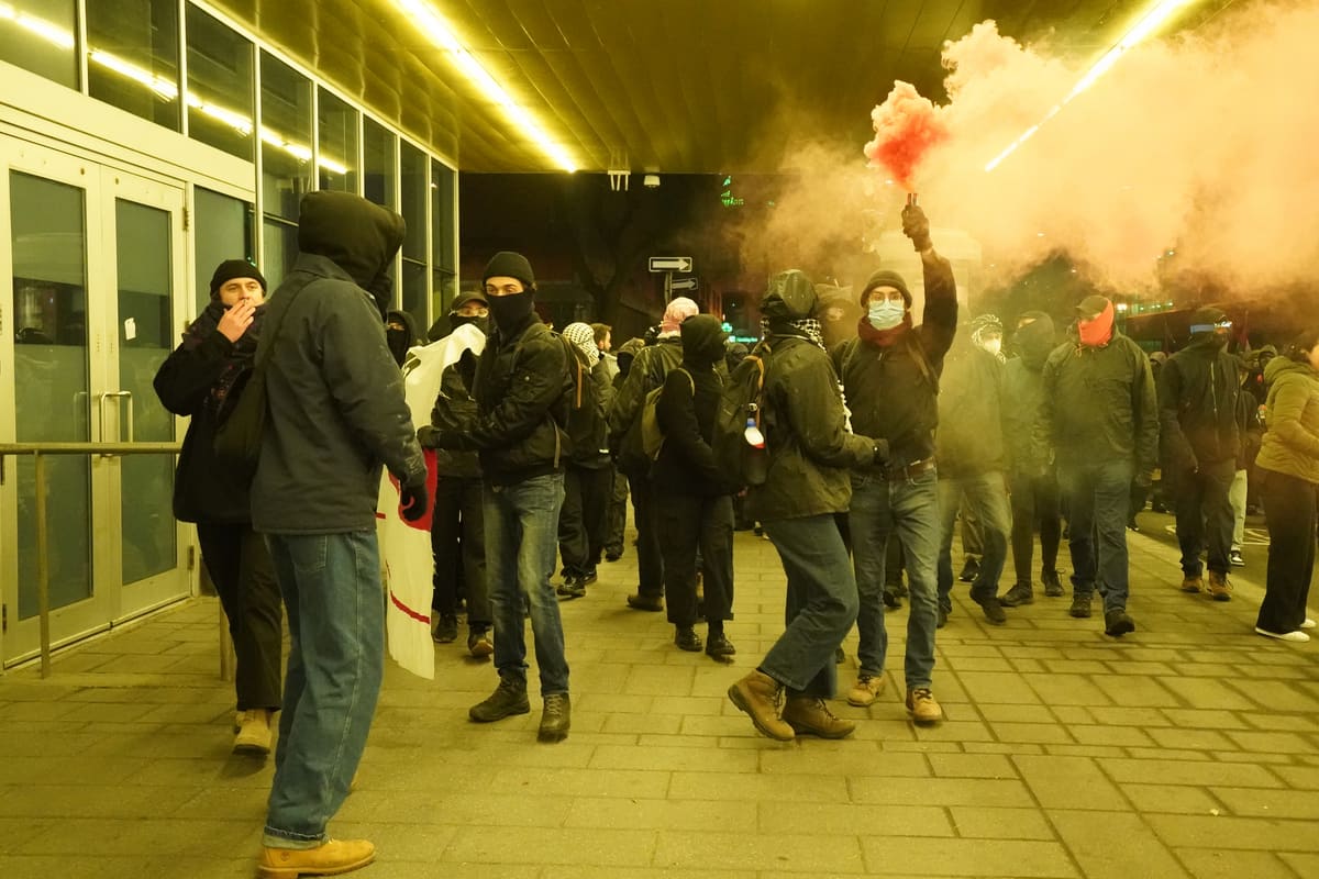 Manifestation violente à Montréal: le black bloc revendique sa présence | TVA Nouvelles