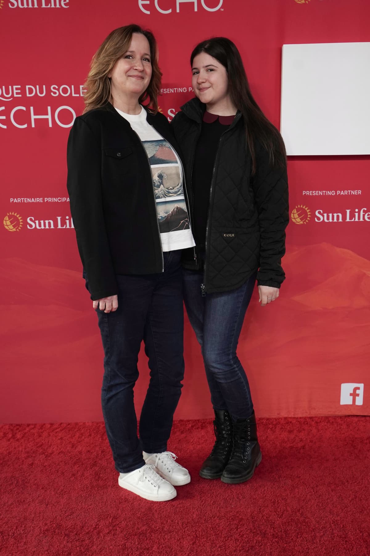 Voyez toutes les vedettes sur le tapis rouge de la première de Echo du ...