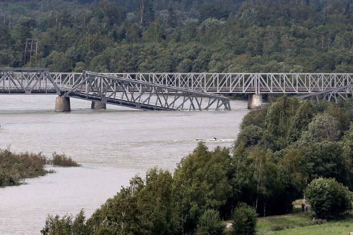 A railway bridge collapsed due to floods in Norway